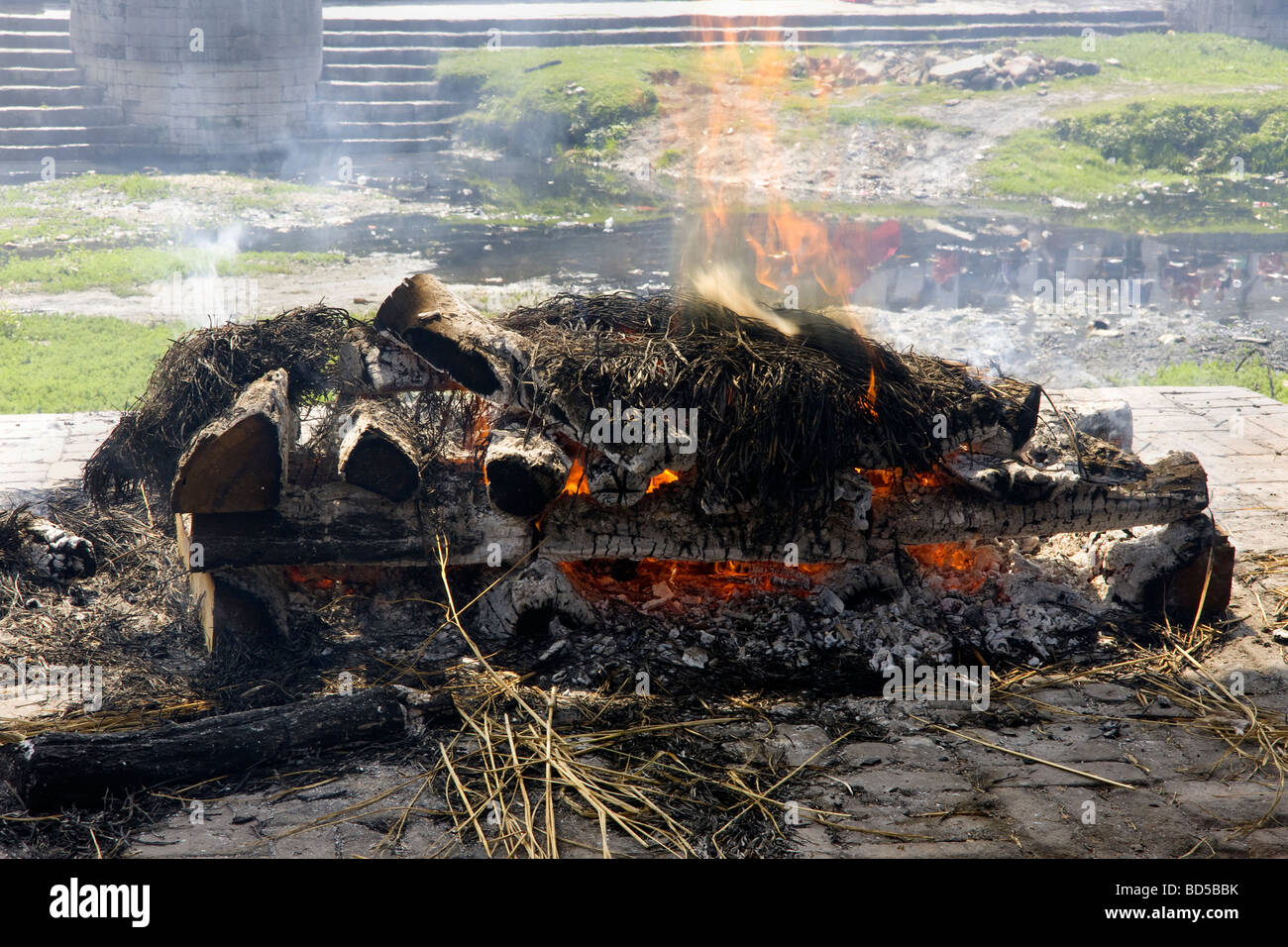 funerla pyre of a traditional hindu cremation Stock Photo - Alamy