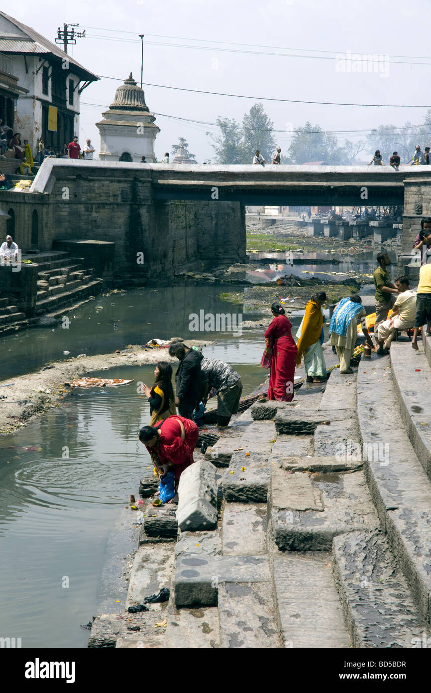 hindu women bathing in the bagmati river Stock Photo - Alamy