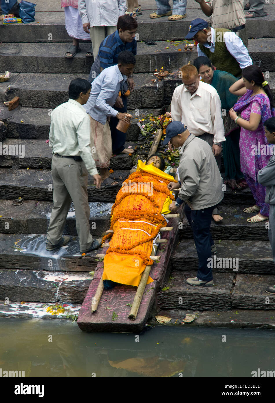 funeral party with body on the banks of the bagmati river Stock Photo ...