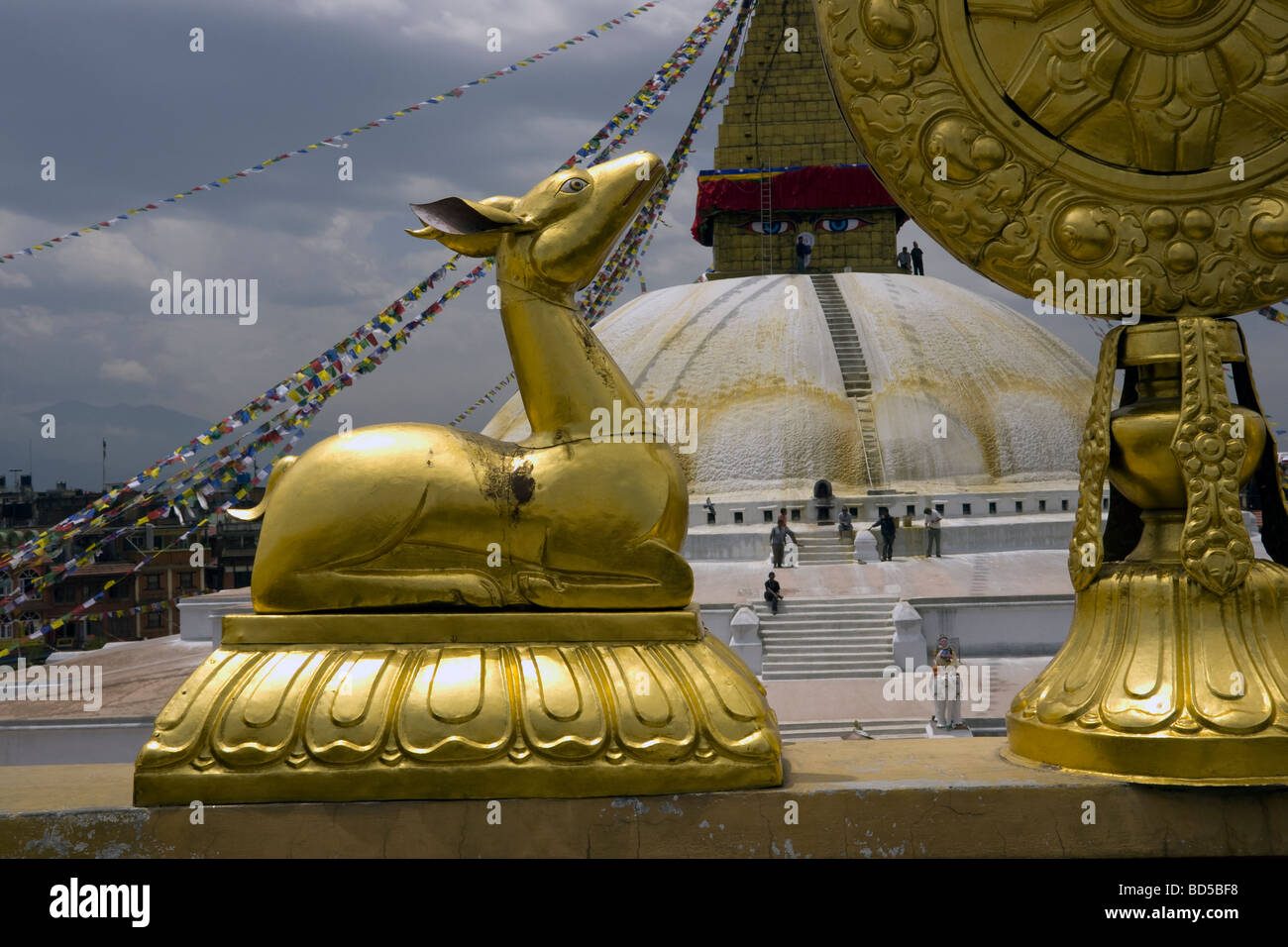 gold statue detail Stock Photo - Alamy