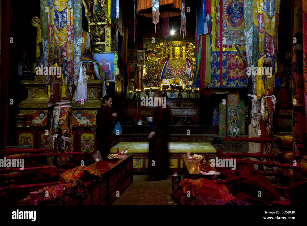 monks in the main assembly hall of the utse building Stock Photo - Alamy