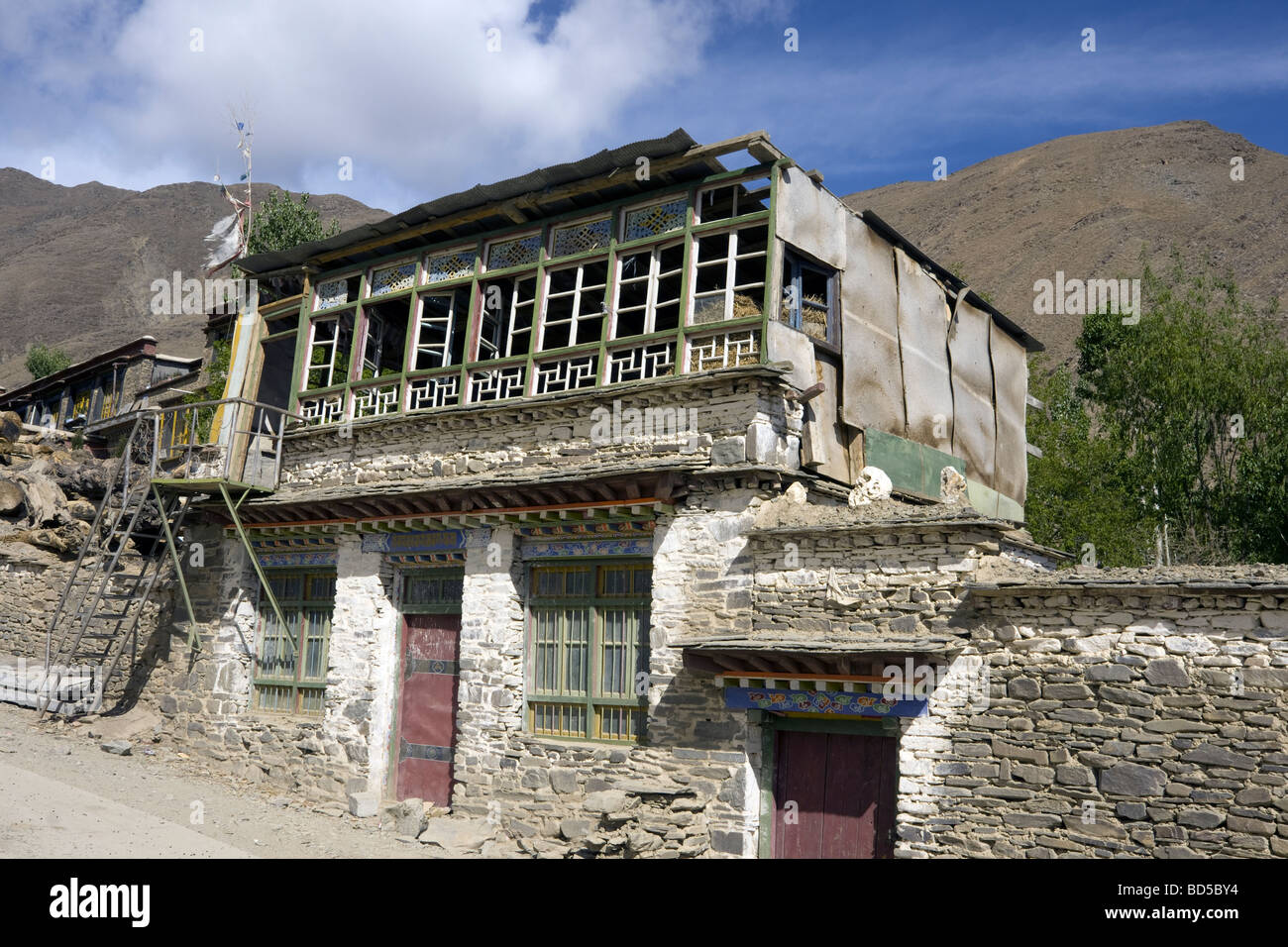 Traditional tibetan house hi-res stock photography and images - Alamy