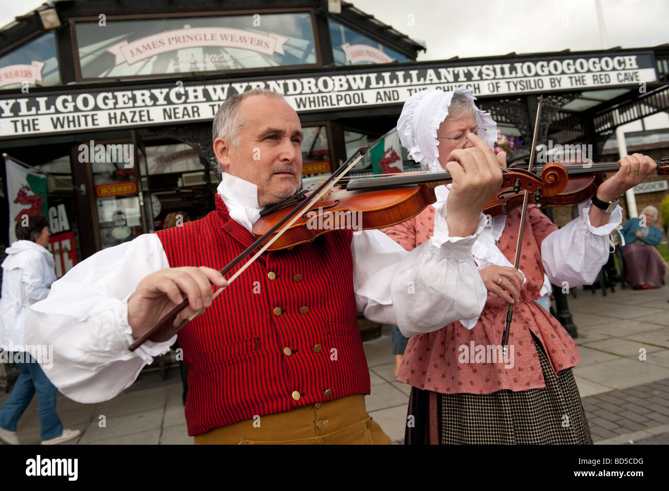 Playing fiddle dancing hi-res stock photography and images - Alamy
