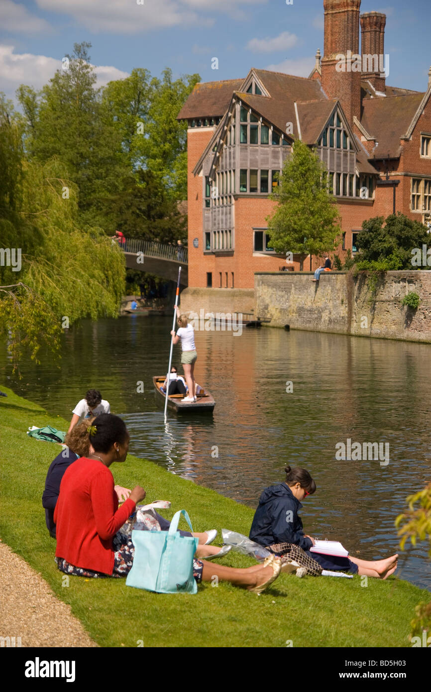 Cambridge university students hi-res stock photography and images - Alamy