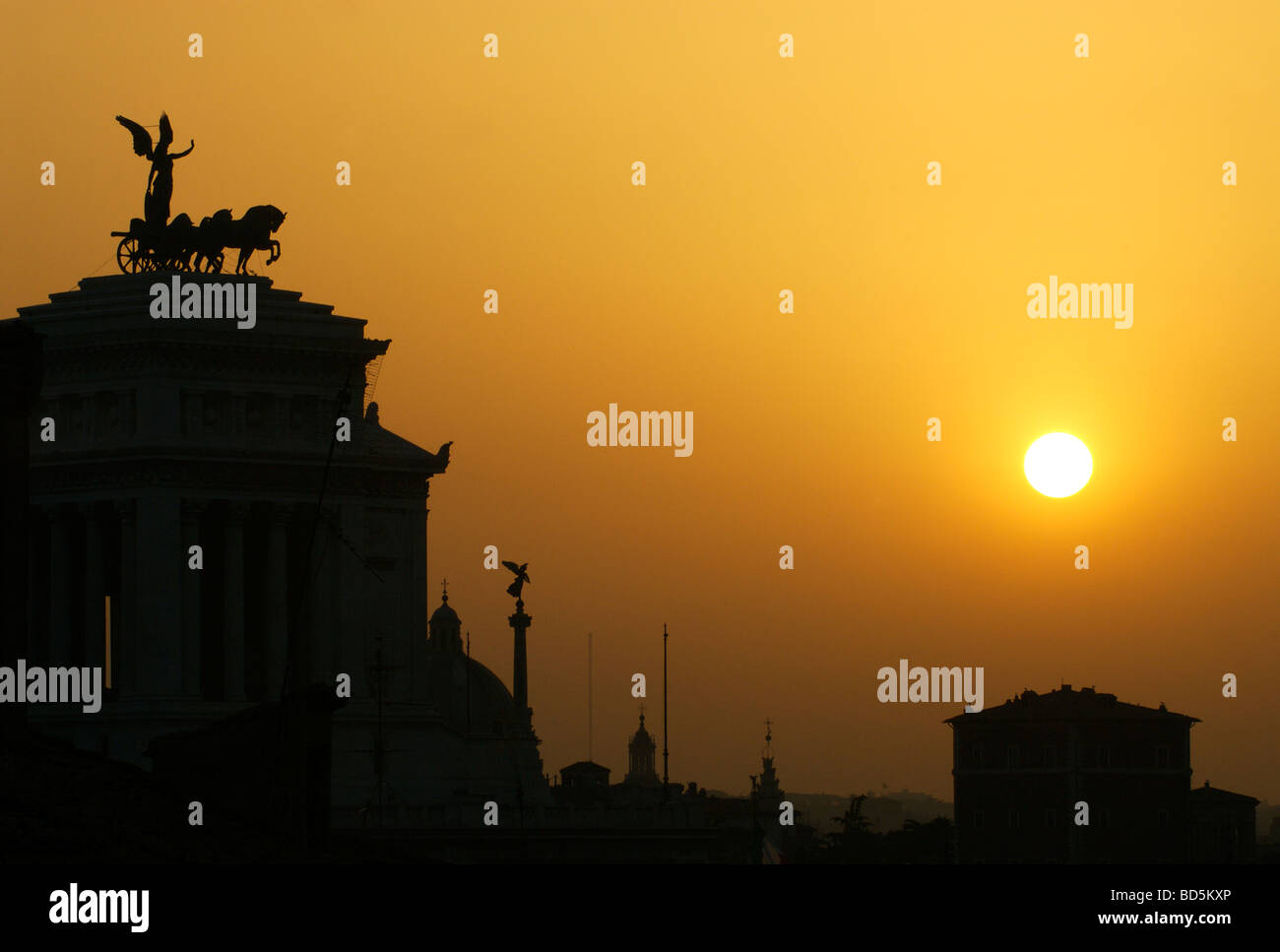 Silhouette of Roman palazzo at sunset, Il Vittoriano war memorial, Rome ...