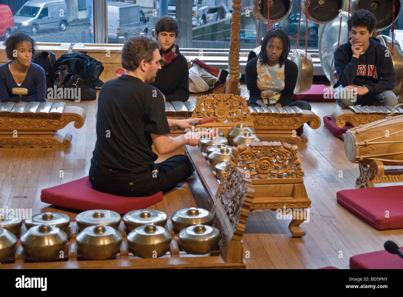 YOUNGSTERS LEARNING HOW TO PLAY DIFFERENT KIND OF INSTRUMENTS Stock ...