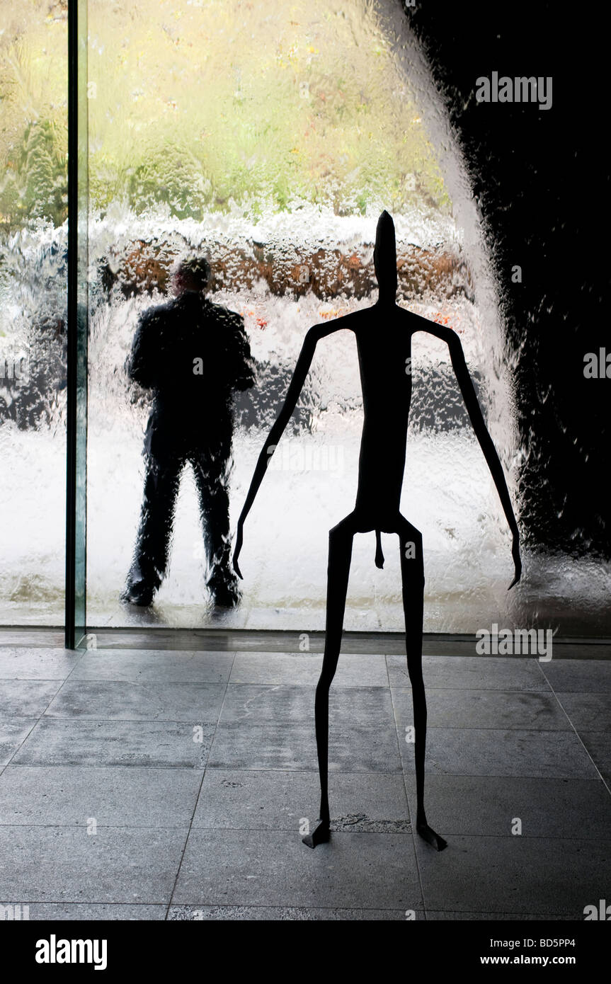 Museum guard hi-res stock photography and images - Alamy