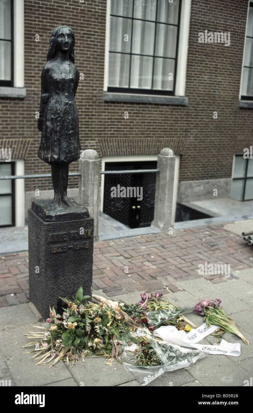 Statue of Anne Frank outside home in Amsterdam Stock Photo - Alamy