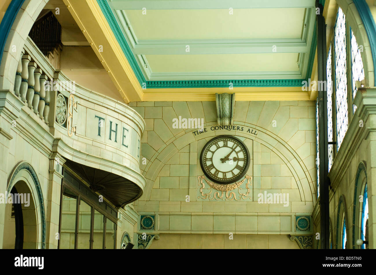 Arcade architecture clock clock hi-res stock photography and images - Alamy