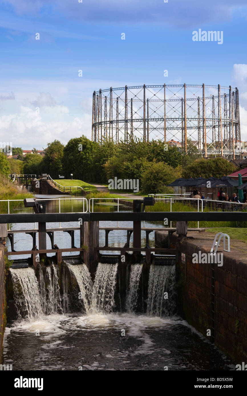 Lock 27 near Anniesland, Glasgow on the Forth and Clyde canal, Scotland ...