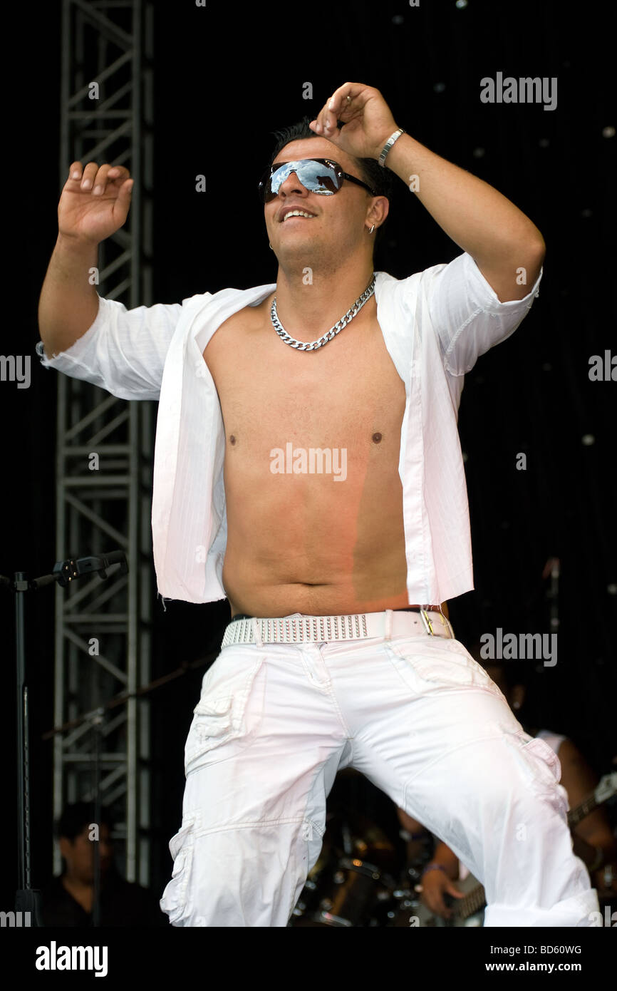 brasil brazilian young male latin singer performer Carnaval del pueblo ...