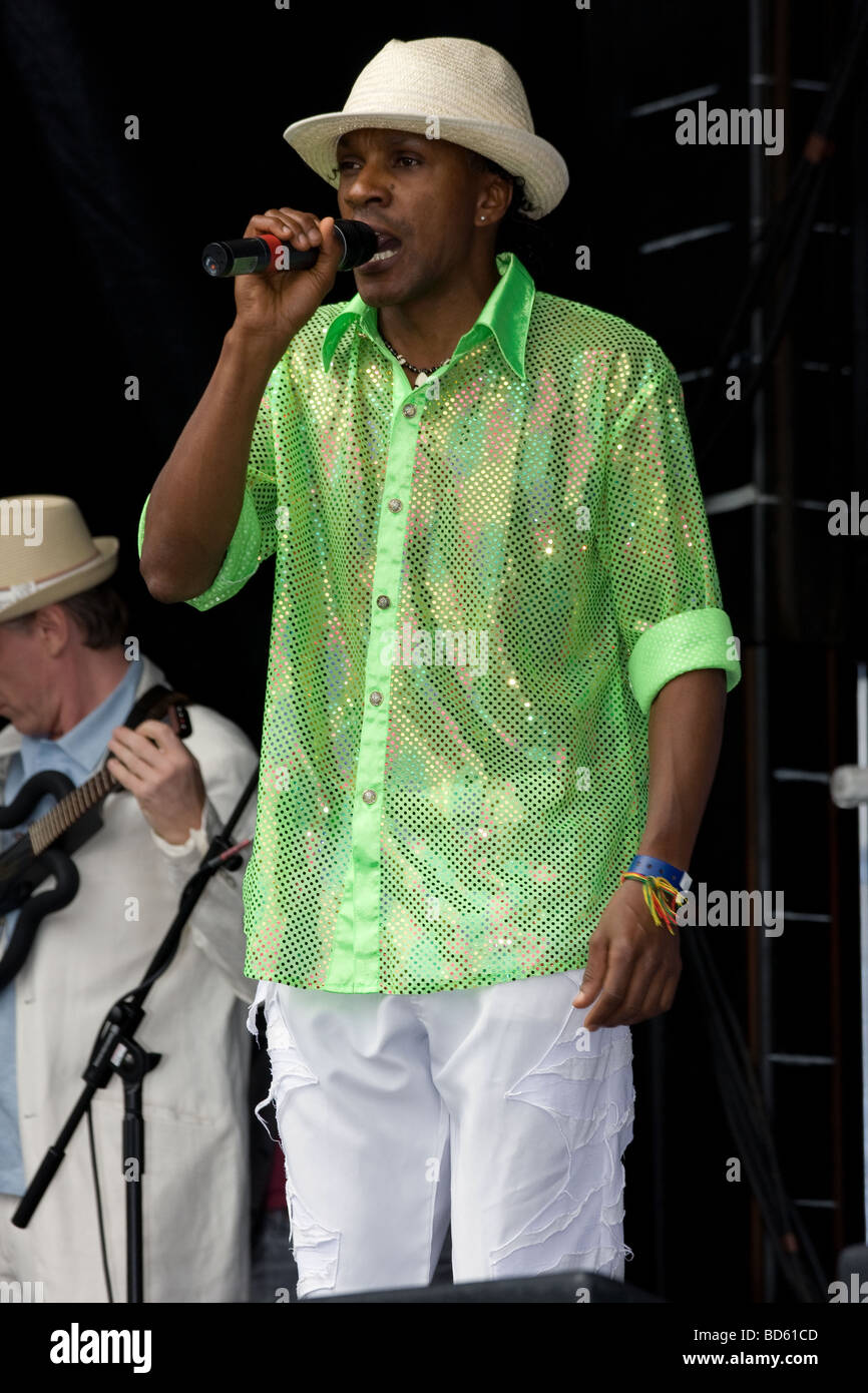 brasil brazilian male latin singer performer Carnaval del pueblo ...