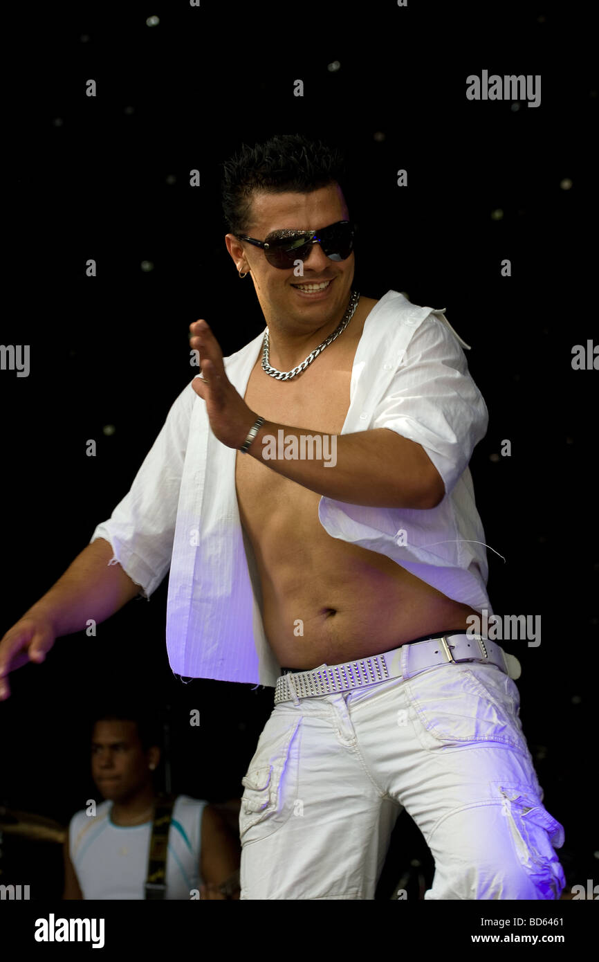 Singer performer hi-res stock photography and images - Alamy