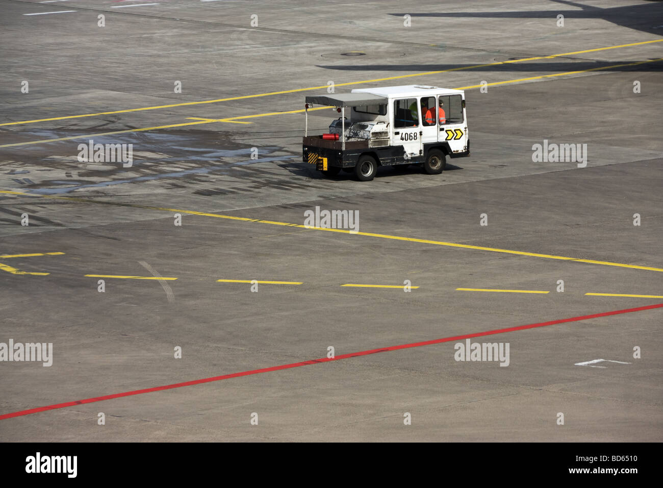 Aircraft loader hi-res stock photography and images - Alamy