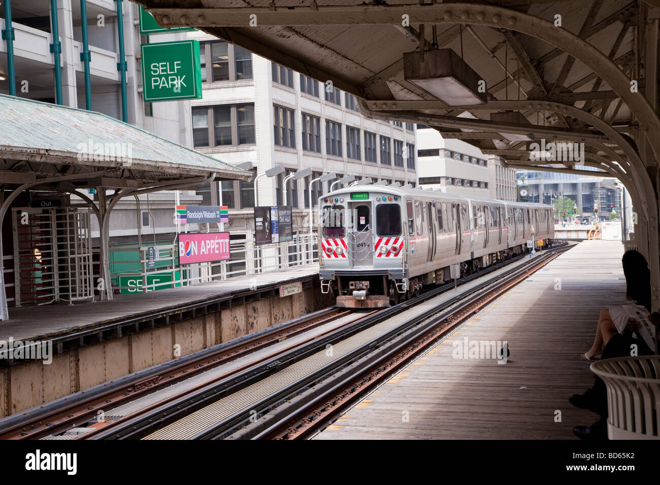 Chicago loop train station hi-res stock photography and images - Alamy