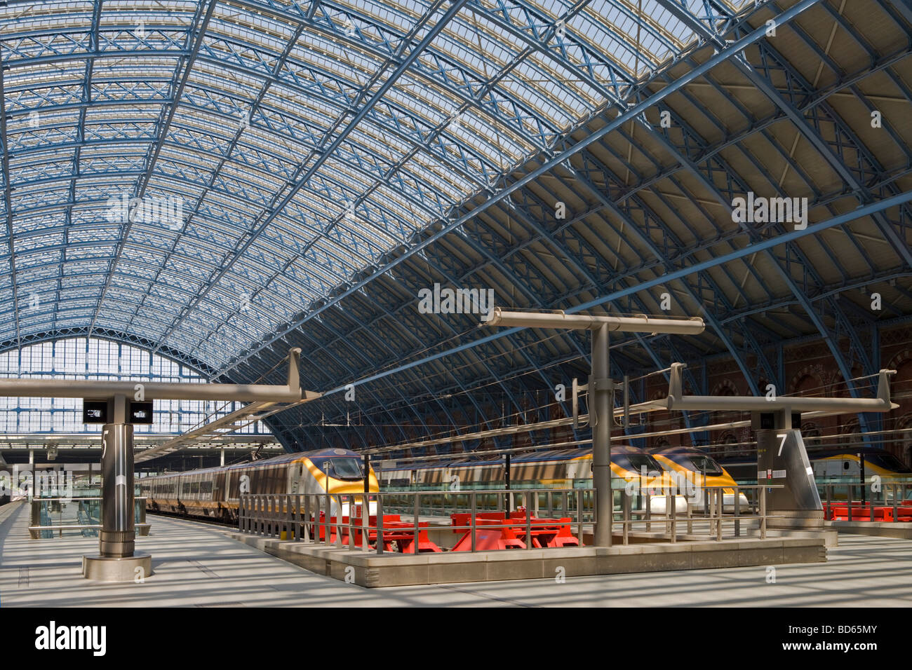 Eurostar Platform and trains St Pancras International Railway Station ...