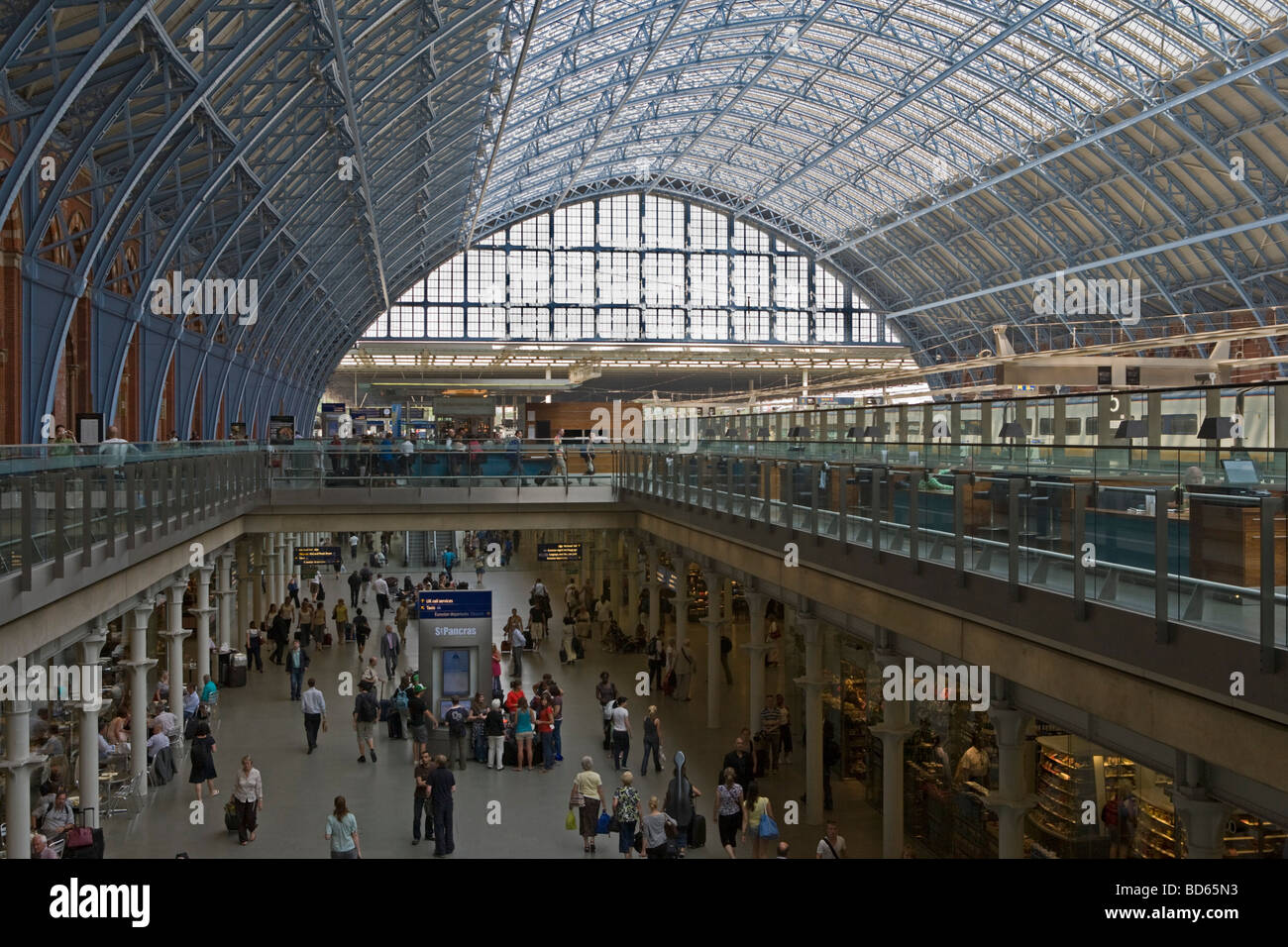 Platform concourse hi-res stock photography and images - Alamy
