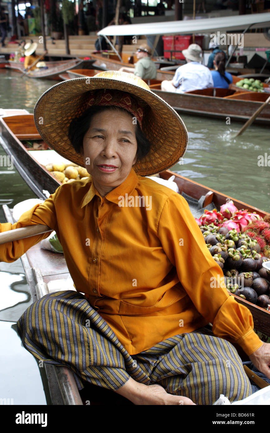 Merchant Portrait at Damnoen Saduak Floating Market , Thailand Stock ...