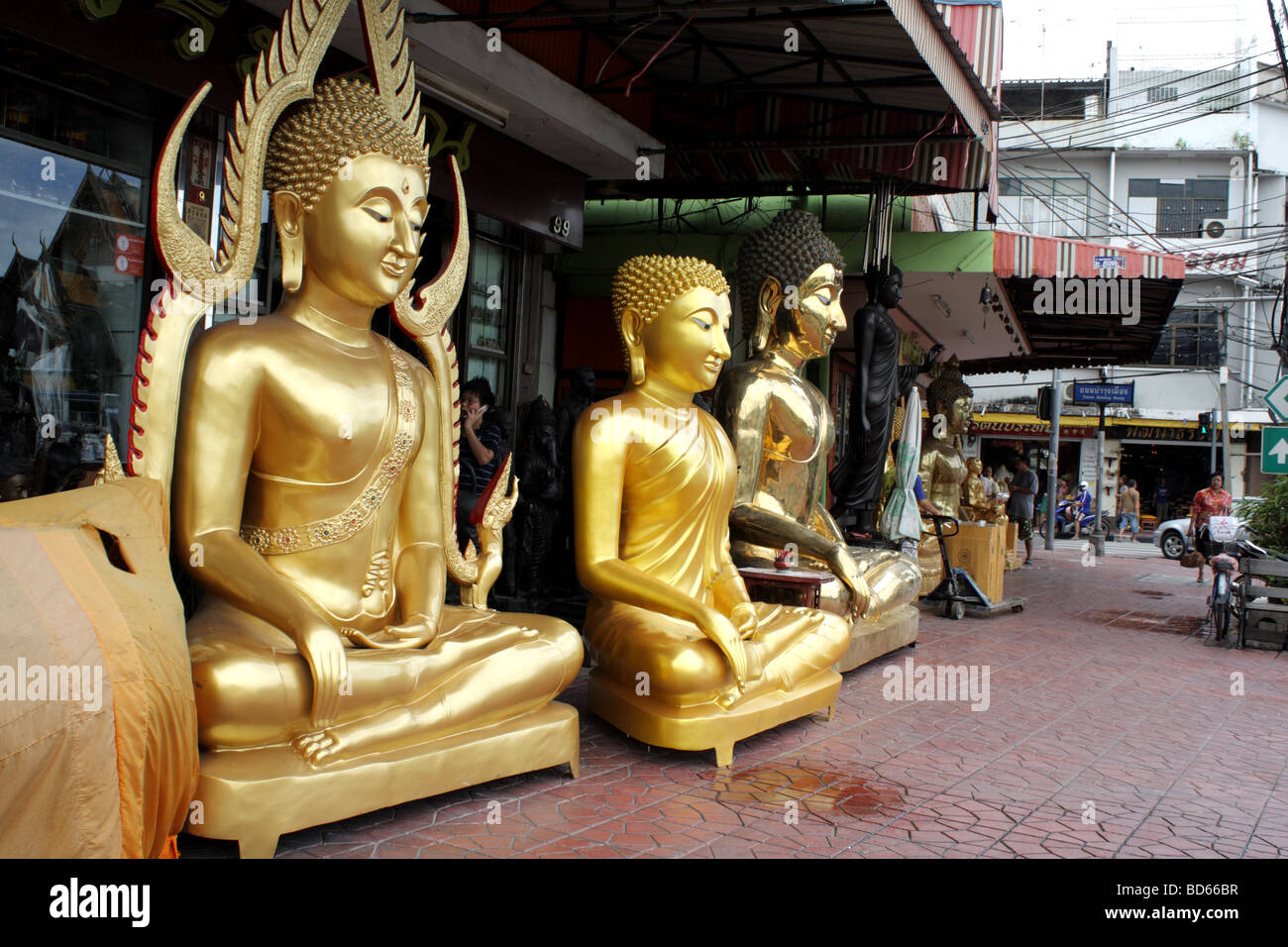 Gilt buddha hi-res stock photography and images - Alamy
