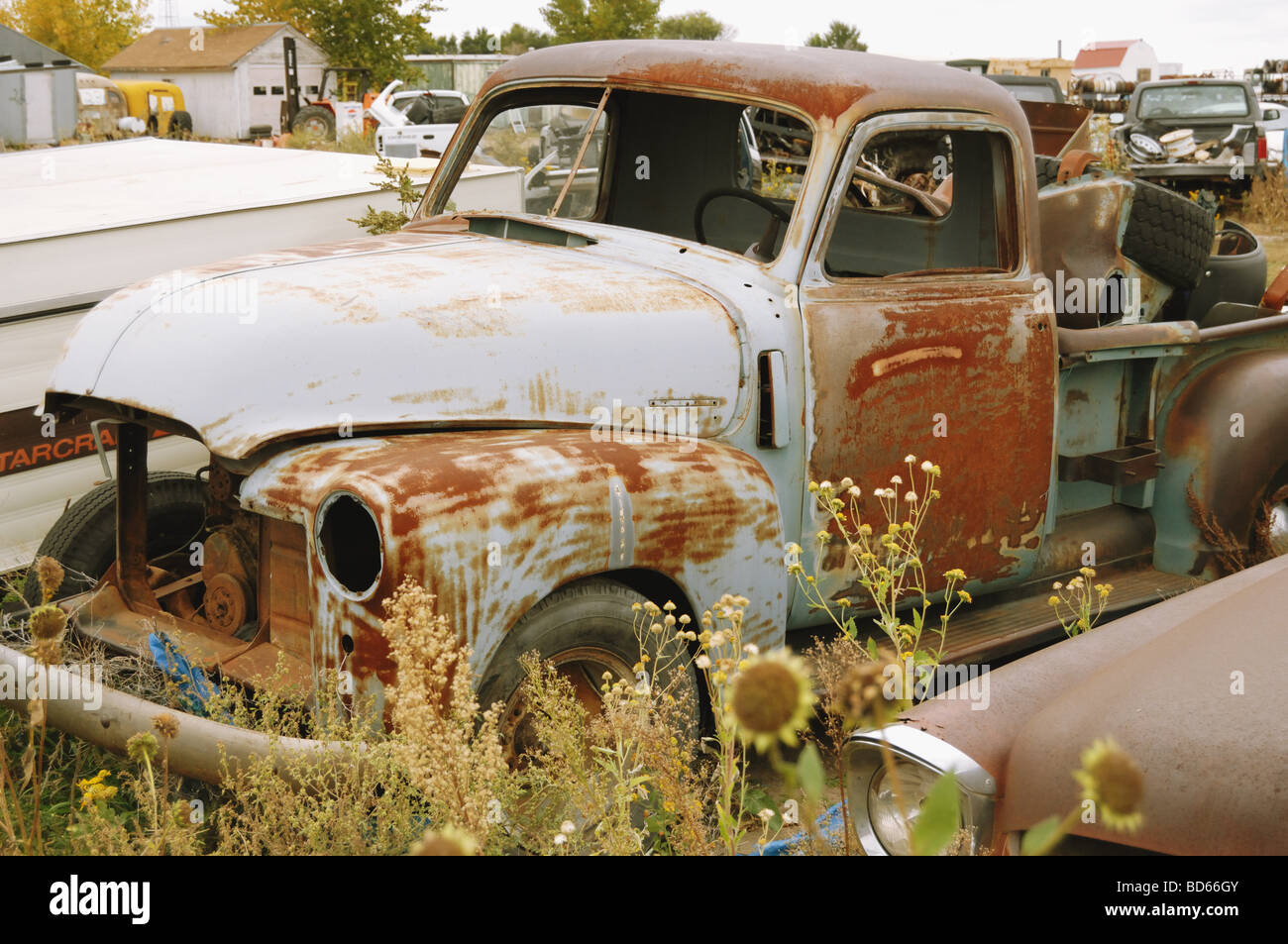 Run down cars hi-res stock photography and images - Alamy