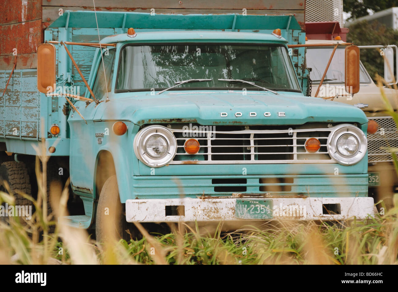 Run down cars hi-res stock photography and images - Alamy