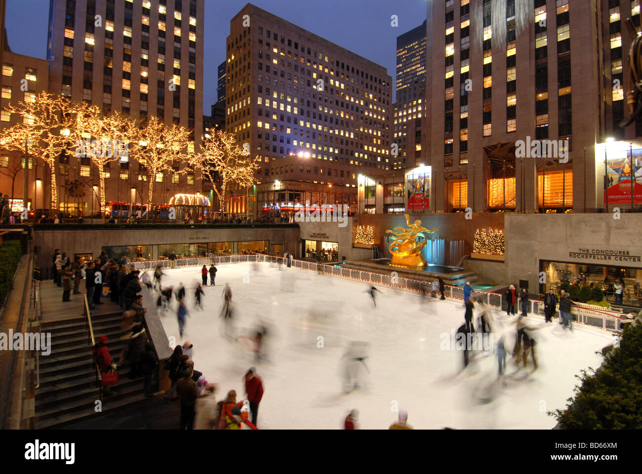 New York (USA) : Open-air skating rink Stock Photo - Alamy