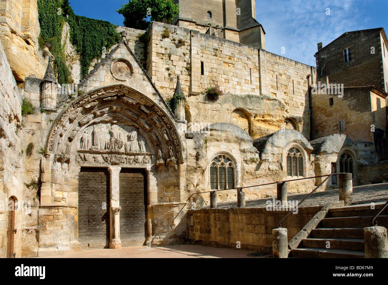 Saint Emilion (33) : the monolithic church Stock Photo - Alamy