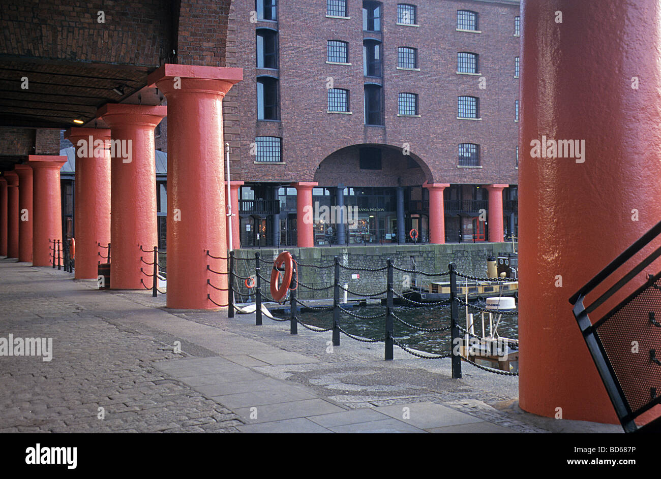 Liverpool, Albert Dock, detail of columns Stock Photo - Alamy