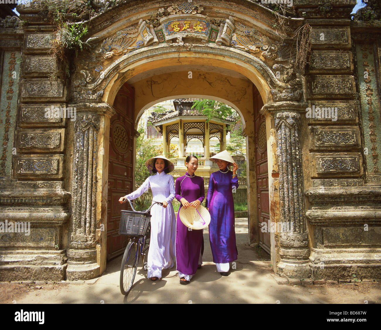 Traditional hats hue vietnam hi-res stock photography and images - Alamy