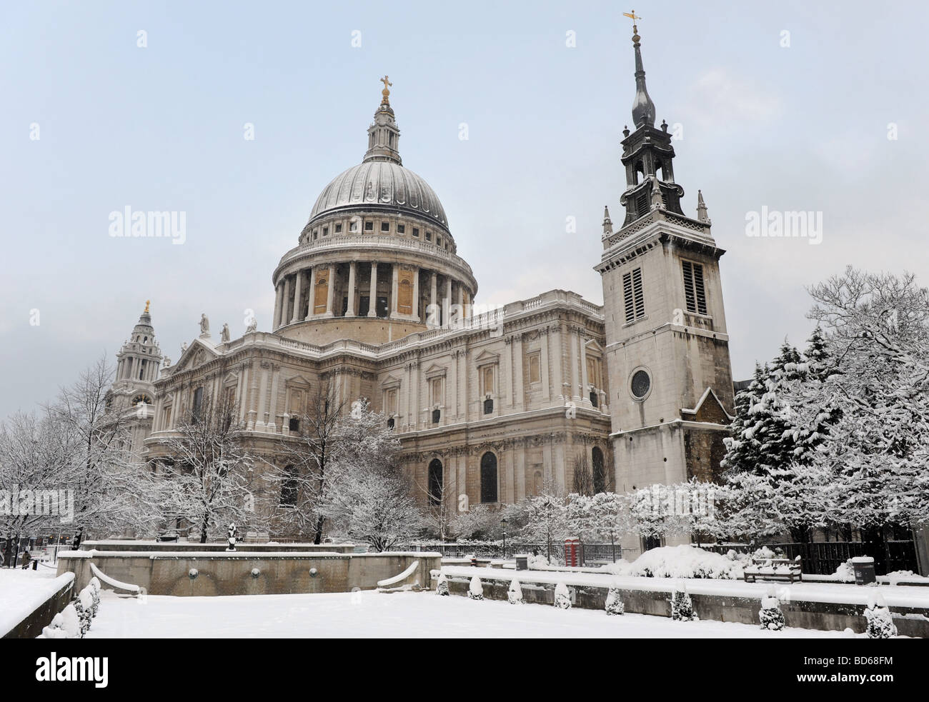 Winter landmark st pauls cathedral snow london hi-res stock photography ...