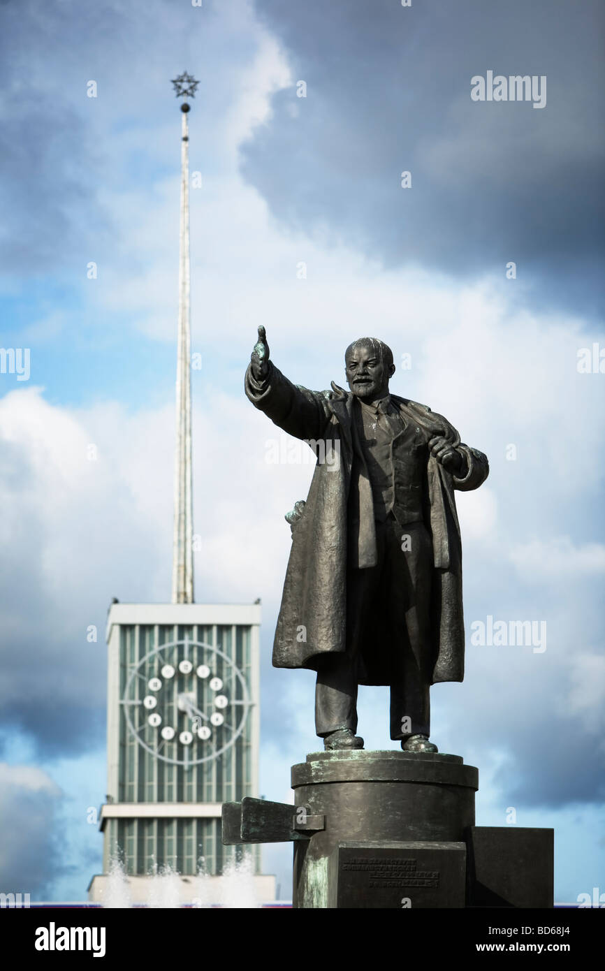 Statue of Lenin at Finlyandsky Rail Terminal (Finland Station) in St ...