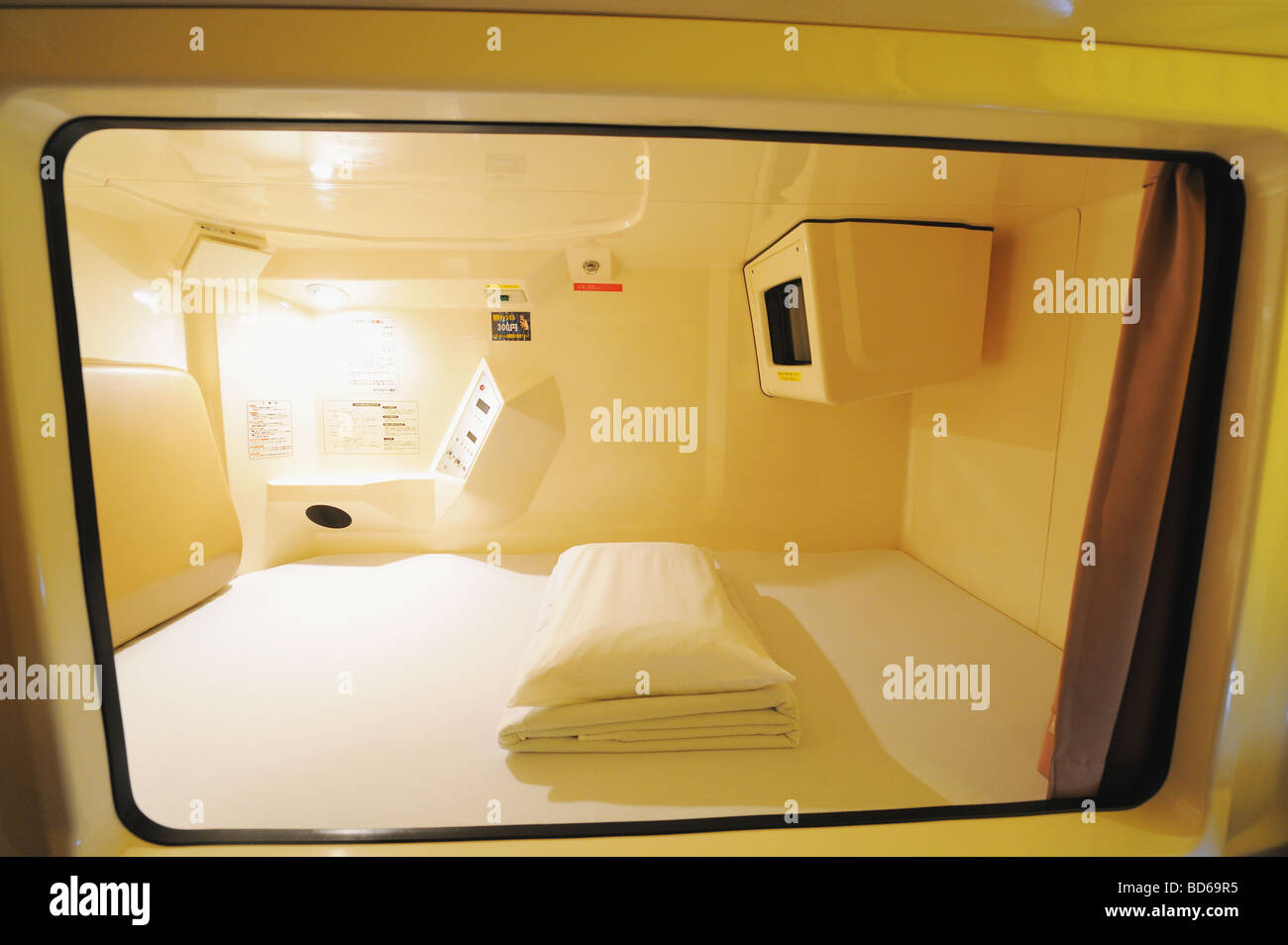 Cubicle pod of capsule hotel Stock Photo - Alamy