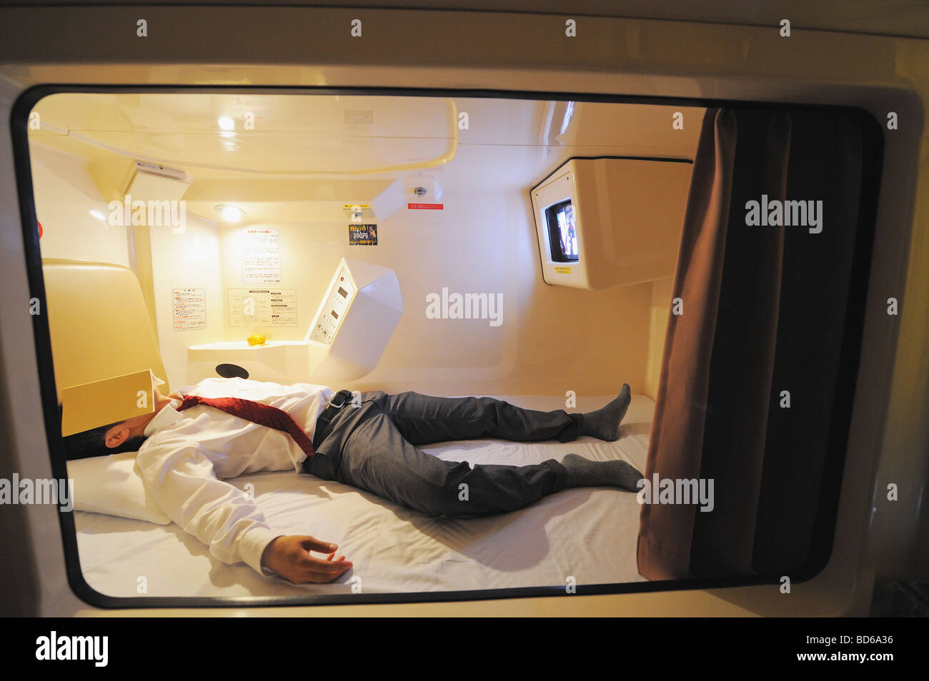 Sleeping pod office hi-res stock photography and images - Alamy