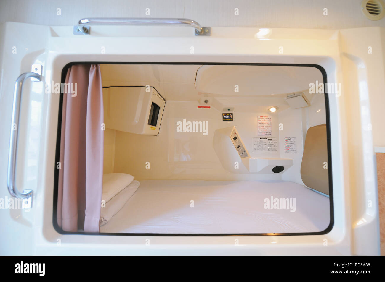 Sleeping pod hi-res stock photography and images - Alamy