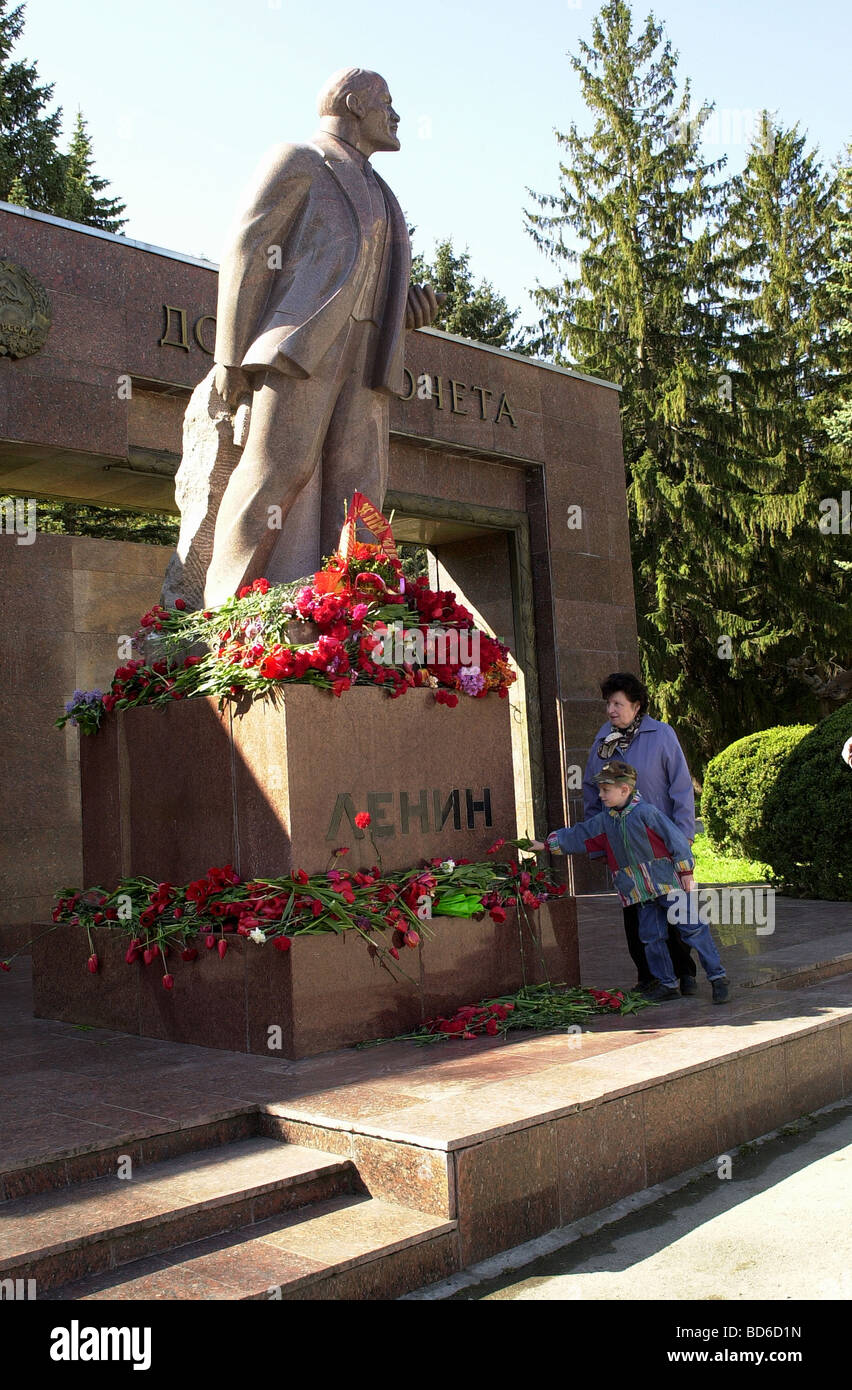 Republic of Moldova, Chiinu (also known as Kishinev): Statue of Lenin ...