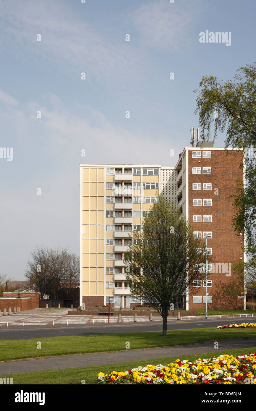 Derelict high rise tower block hi-res stock photography and images - Alamy