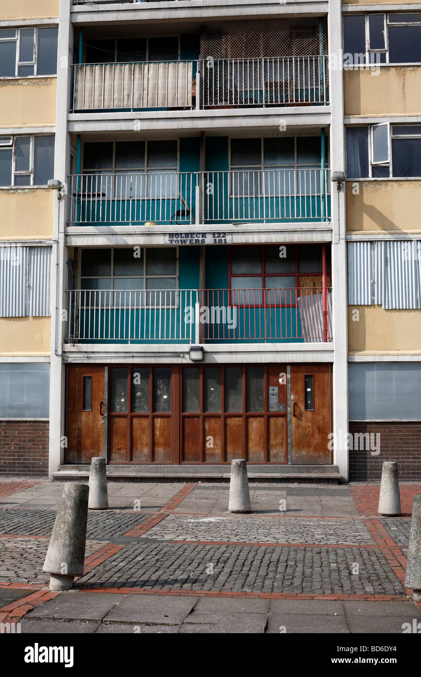 Run down tower blocks hi-res stock photography and images - Alamy
