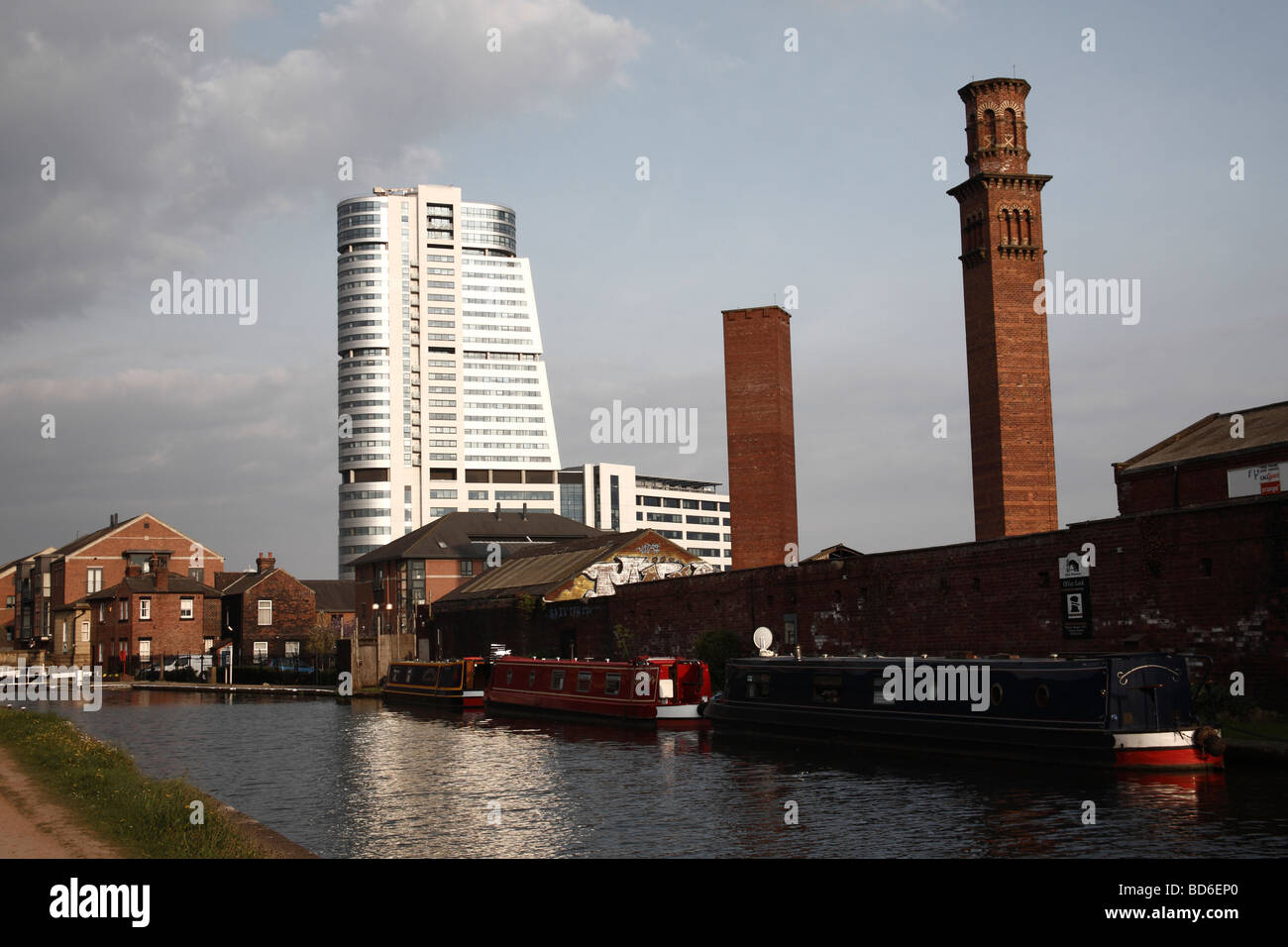 Round building leeds hi-res stock photography and images - Alamy