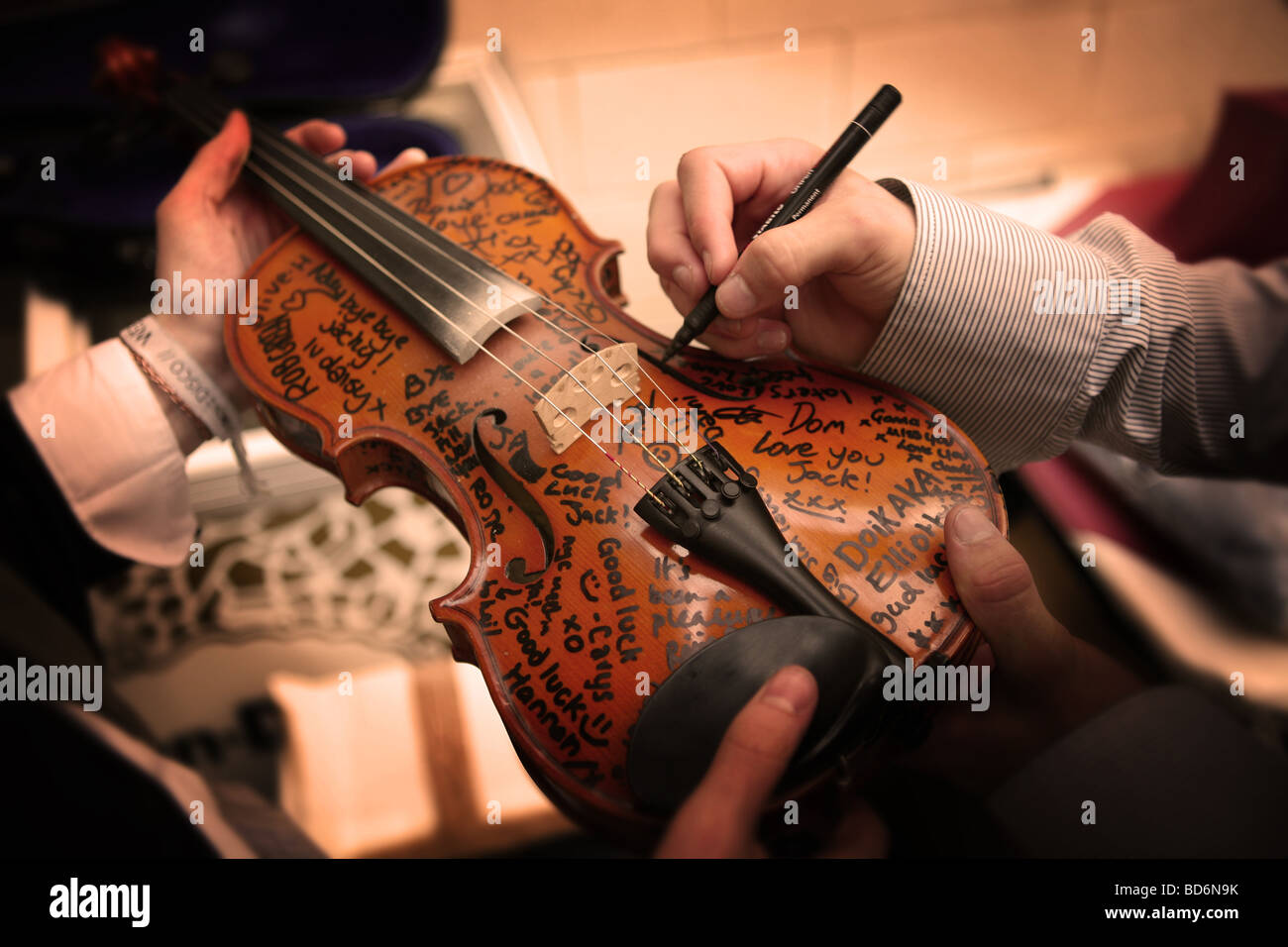 a young person signs a violin Stock Photo - Alamy