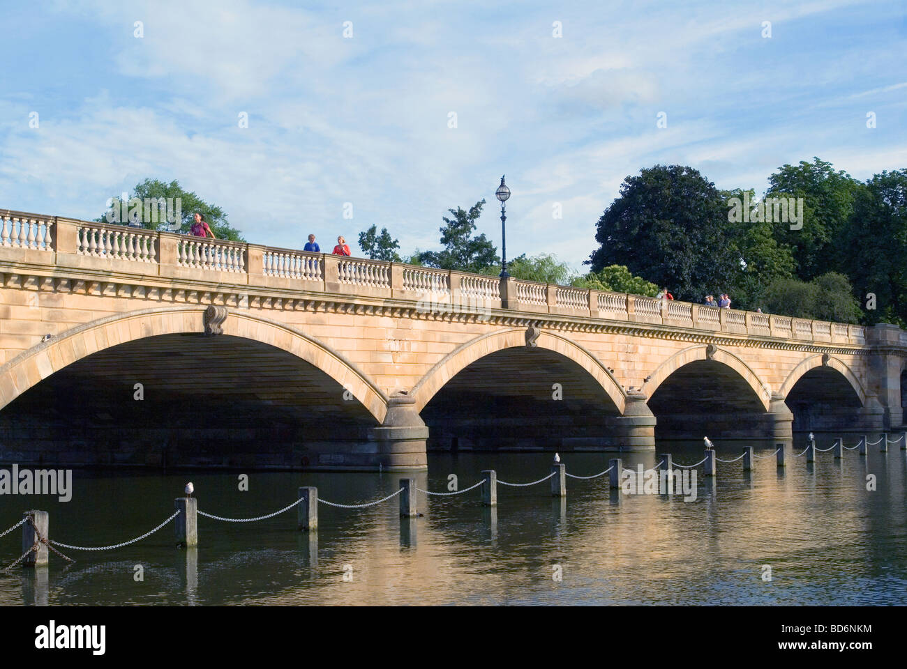 Bridge over the Serpentine at Hyde Park Stock Photo - Alamy