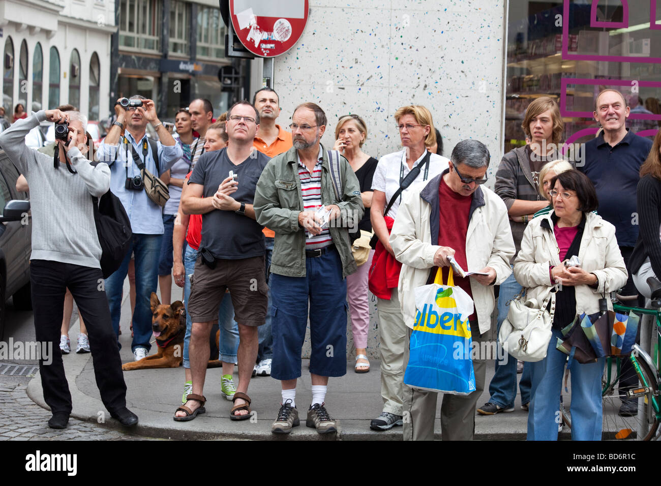 Crowd tourists hi-res stock photography and images - Alamy