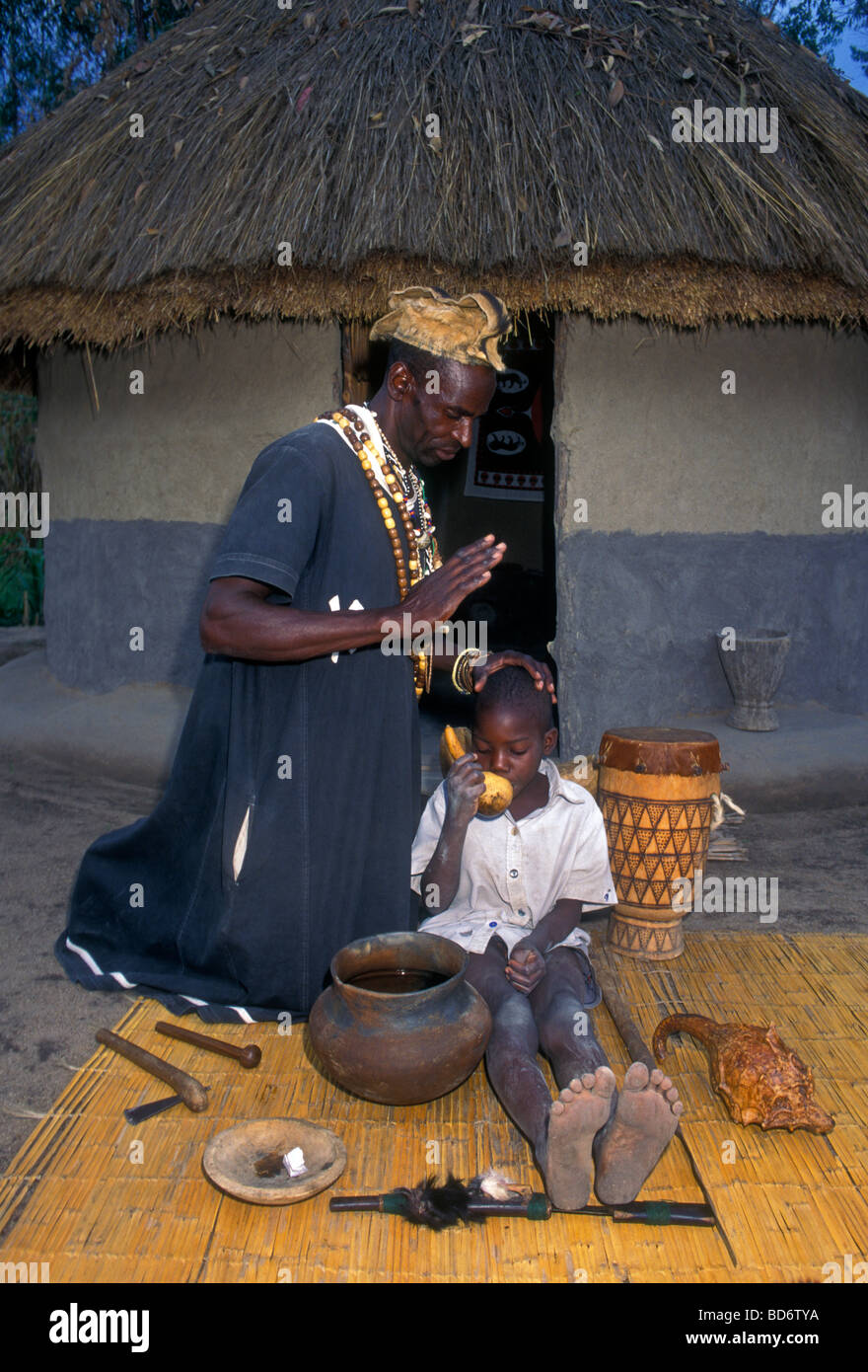 Shona tribe hi-res stock photography and images - Alamy