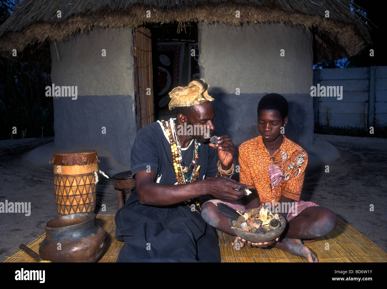 Shona tribe hi-res stock photography and images - Alamy