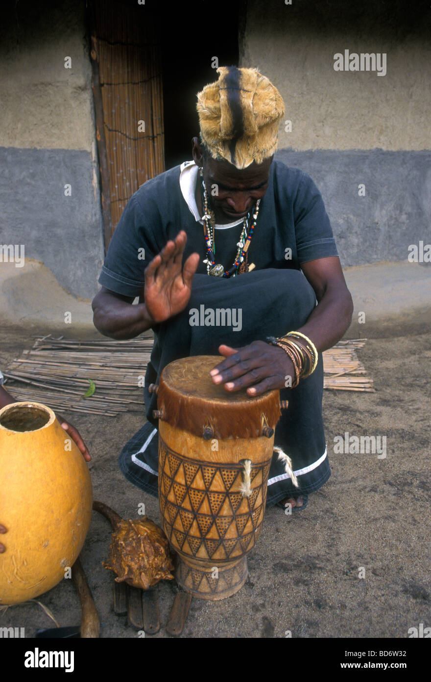 Shona tribe hi-res stock photography and images - Alamy