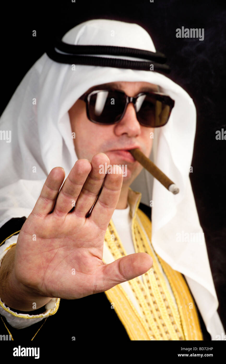 An arab sheikh smoking hi-res stock photography and images - Alamy
