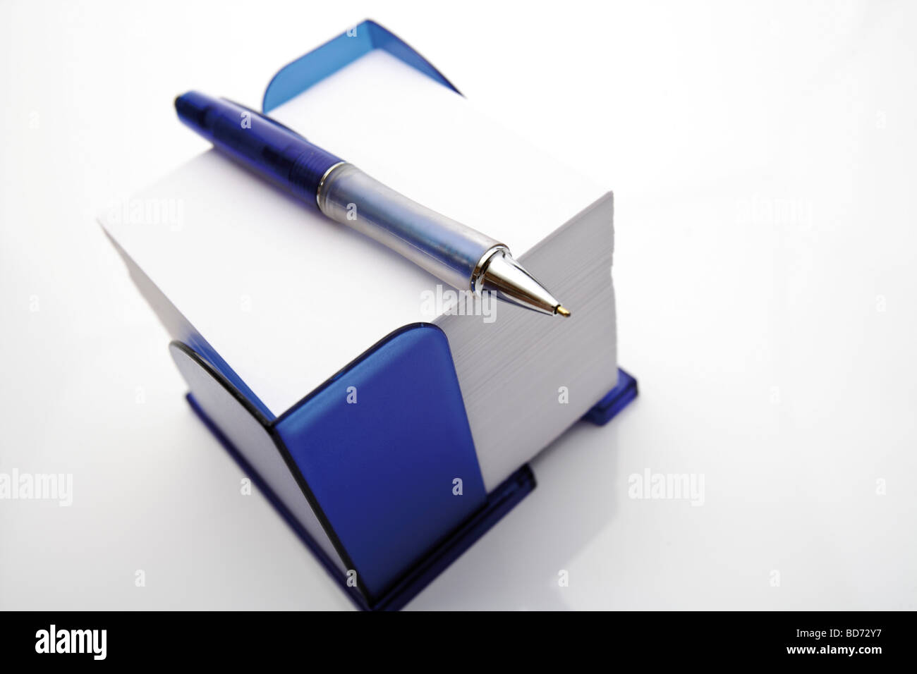 Note block with pen Stock Photo - Alamy