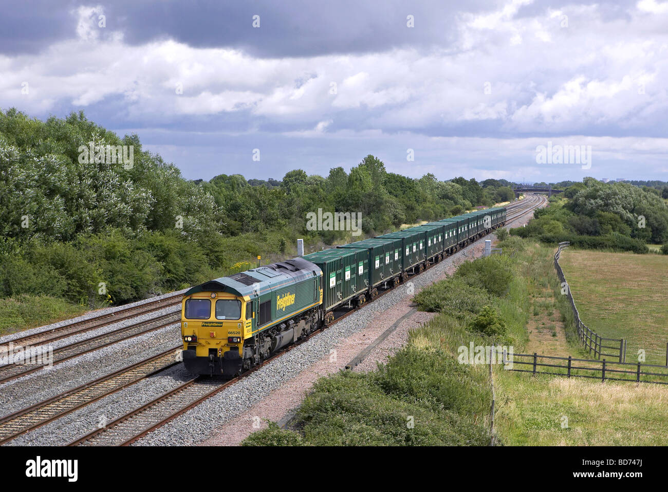 66520 heads the Clavert Bristol Bath Avon bins waste train through ...