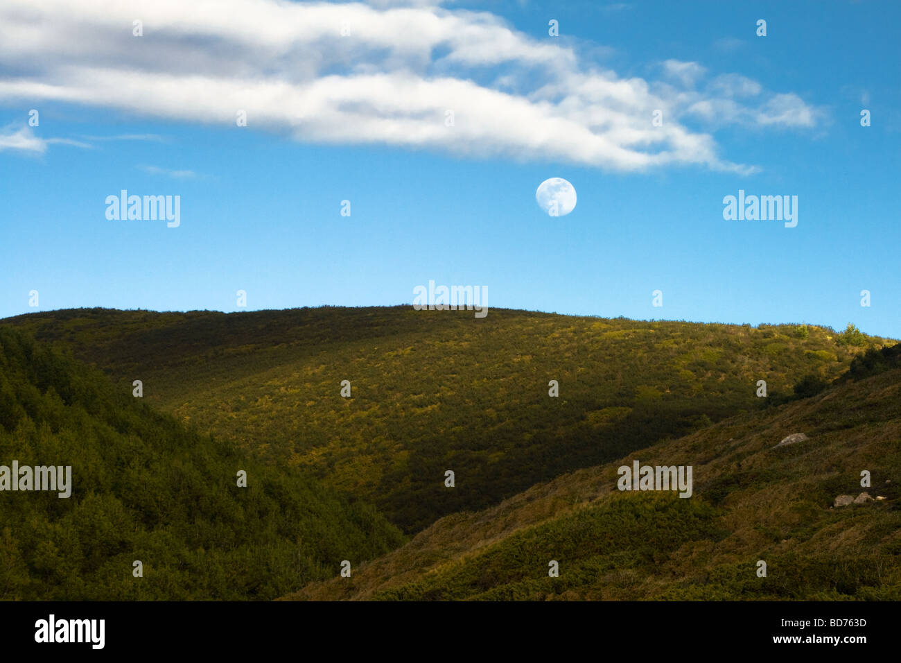 Moon over the mount hi-res stock photography and images - Alamy