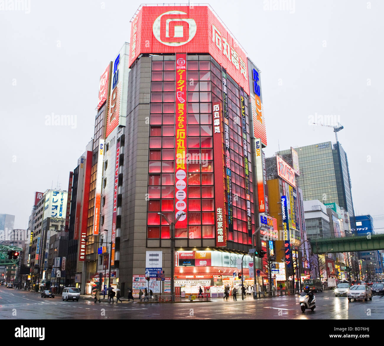 Busy street scene in Tokyo, Japan Stock Photo - Alamy