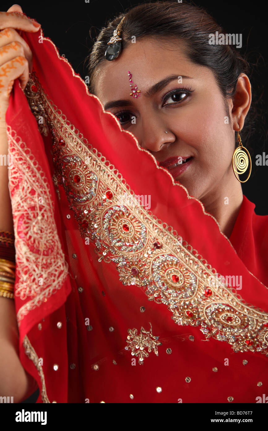 Woman Dressed In Traditional Indian Clothing Stock Photo Alamy woman-dressed-in-traditional-indian-clothing-stock-photo-alamy